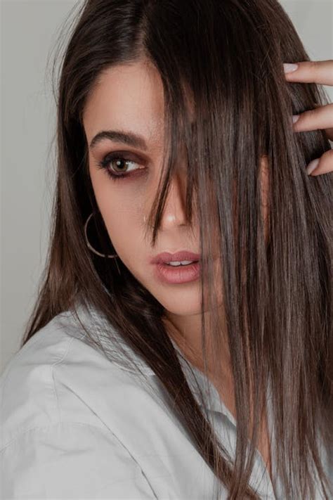 흐르는 머리카락을 가진 여성의 우아한 초상화 · 무료 스톡 사진