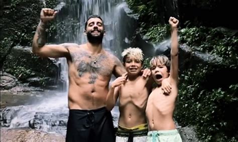 Pedro Scooby Curte Cachoeira Com Os Filhos Dom E Bem Limpando A Alma