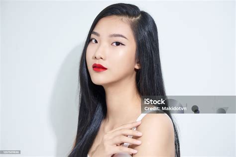 깨끗한 신선한 피부를 가진 젊은 성인 여성의 아름다운 얼굴 흰색에 고립 감정에 대한 스톡 사진 및 기타 이미지 감정 머리 베트남 Istock