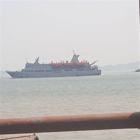 စစ်အင်အား ၅၀၀ ကျော်ဖြင့် စစ်ကောင်စီတပ်နေဗီကြီး ၁ စင်း စစ်တွေဆိပ်ကမ်းကို ဝင်ရောက် Arakan Bay News