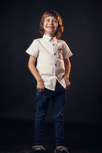 아이가 감정적으로 흰색 배경에 스튜디오에서 카메라에 포즈 감정에 대한 스톡 사진 및 기타 이미지 감정 귀여운 금발 머리