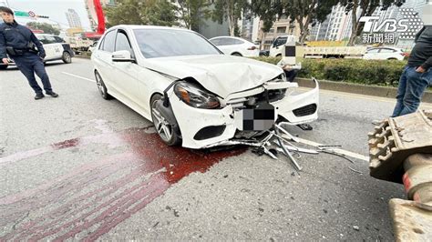 駕駛分神撿手機！賓士車撞爆拖板車滿地「紅色液體」超嚇人