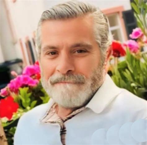 بهروز وثوقی عکسی برای تست گریم فیلم عروس دریا ۱۳۴۴ Facebook