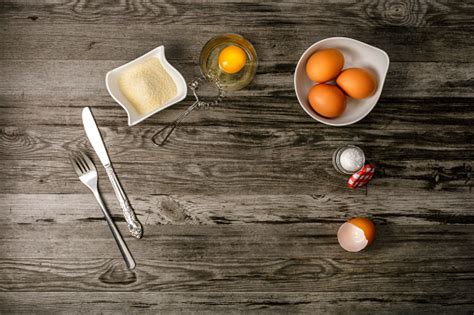 머그잔 나이프 포크 설탕 접시 깨진 계란 멍에에 담긴 세 개의 빨간 계란의 상위 뷰 노랑에 대한 스톡 사진 및 기타 이미지 노랑 달걀 목재 재료 Istock