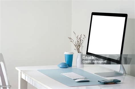 흰색 방에 흰색 나무 테이블에 모형 빈 화면 컴퓨터 모니터 스마트 폰 키보드와 마우스 0명에 대한 스톡 사진 및 기타 이미지 0명 Brand Name Smart