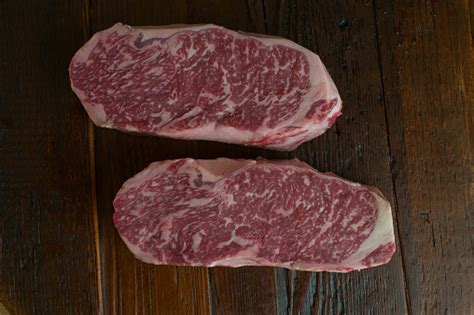 고베 스테이크 스테이크 정육점 상점에서 나무 정육점 블록에서 찍은 생 고기 고기의 고전적인 미국 정육점 컷 스테이크 쇠고기 갈비 필레 미뇽 돼지 갈비 돼지 허리 리브 아이