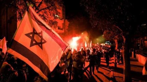 مسخره کردن مدیر رادیو اسرائیل توسط مجری سلطنت‌طلب فیلم