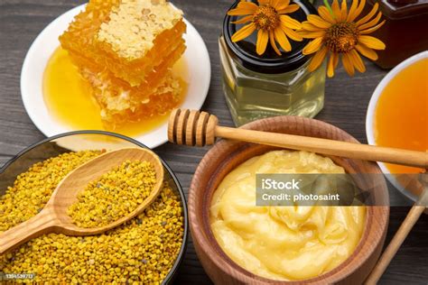 나무 배경에 숟가락으로 다양한 품종 꽃가루와 벌집 신선한 꽃 꿀 유기농 비타민 건강 식품 0명에 대한 스톡 사진 및 기타 이미지 Istock
