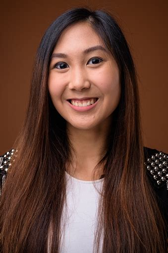 배경색에 대 한 멋진 자 켓을 입고 긴 스트레이트 머리를 가진 젊은 아름 다운 아시아 여자의 스튜디오 샷 20 24세에 대한 스톡 사진 및 기타 이미지 Istock