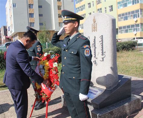 “Хэлмэгдэгсдийн дурсгалыг хүндэтгэх хөшөө” д цэцэг өргөлөө