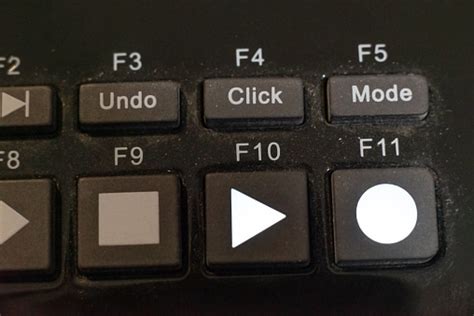 재생 및 녹음 버튼이 활성화 된 라이브 노래 녹음에 먼지가있는 전문 음악 스튜디오 사운드 믹서 보드의 클로즈업 세부 사항 Dj에 대한 스톡 사진 및 기타 이미지 Istock