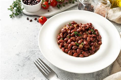 부엌 테이블 클로즈업에 흰색 접시에 토마토 소스에 양파와 백리향과 붉은 콩을 조인 건강한 생활방식에 대한 스톡 사진 및 기타 이미지 건강한 생활방식 건강한 식생활