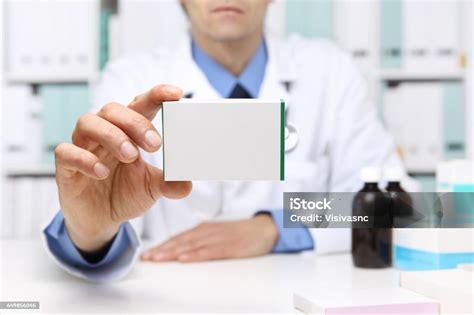 의사 손 사무실 바탕 화면에서 마약 상자를 표시 합니다 건강 관리 의료 및 약국 개념 상자에 대한 스톡 사진 및 기타 이미지 상자 약 손 Istock