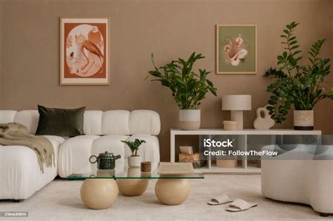 녹색 식물 모형 포스터 프레임 예술 Boucle 소파 세련된 커피 테이블 패턴 깔개 대리석 램프 및 개인 액세서리가있는 거실