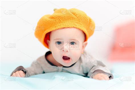 滑稽的小女孩戴着针织南瓜帽