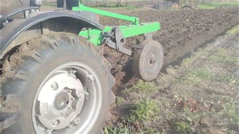 Оранка на міні тракторі плугом Бомет 2 30 Youtube