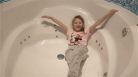 Заехали в номер ребенок радуется Youtube