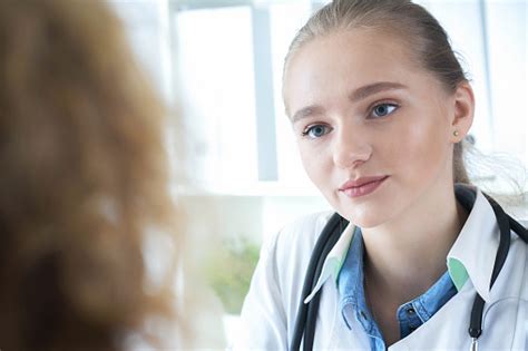 아름 다운 여성 의학 의사는 신중 하 게 환자의 불만을 듣고 의료 또는 보험 개념 건강 진단에 대한 스톡 사진 및 기타 이미지 건강 진단 건강관리와 의술 구급대원