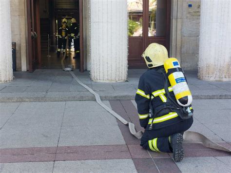 „Евакуираха“ служителите на Община Бургас заради пожар