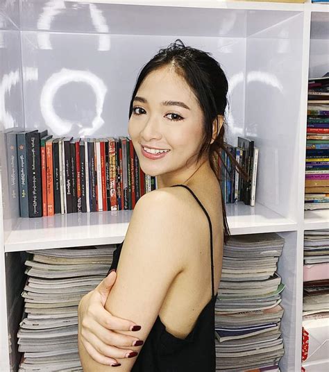 အိမ်မှာနေရင်း အကျိုးရှိအောင် ကိုယ်လက်လေ့ကျင့်ခန်းတွေကို လုပ်ကြပါဆိုတဲ့ မင်းသမီးချောလေး