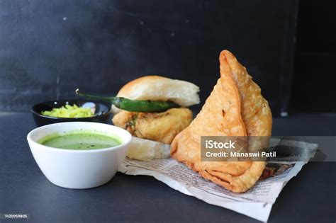 채식주의 알루 사모사 또는 사모사 인도의 특별한 전통 거리 음식 매운 삶은 감자 혼합물로 가득 찬 유명한 인도 펀자비 사모사 녹색과 빨간색 처트니와 함께 제공됩니다 공간을