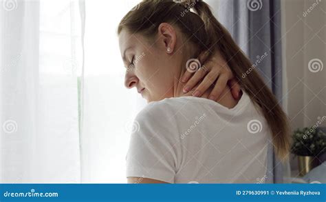 Joven Sentada En El Dormitorio Y Frotando O Masajeando Su Cuello Y Espalda Dolorosos Concepto