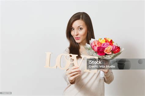 나무 말씀 사랑 아름 다운 장미 꽃의 꽃다발을 들고 젊은 웃는 여자는 흰색 배경에 고립 광고에 대 한 공간을 복사 합니다 성 발렌타인의 날 또는 국제 여성의 날 개념 2월에