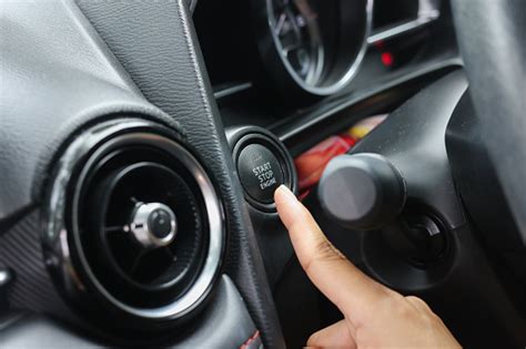 버튼을 손가락으로 눌러 자동차 시작 정지 시스템손가락 자동차의 엔진 시작 중지 버튼을 누릅니다 기계공에 대한 스톡 사진 및 기타 이미지 Istock