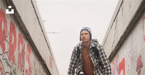 남자가 도시 환경에서 콘크리트 계단에서 포즈를 취하고 있습니다 사진 Unsplash의 무료 남자 이미지