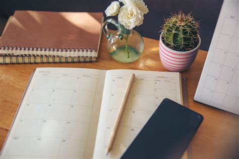 일정 플래너 책 달력 연필 사무실 책상 위의 커피 한 잔 주최자가 방에서 시간표 일일 약속 및 관리 작업을 계획하기위한 일기