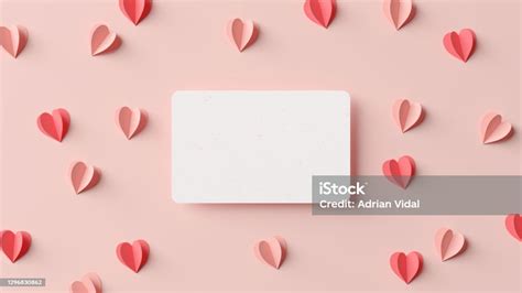 발렌타인 데이 사랑 인사말 카드 모형 은 3d 렌더링에 종이 하트에 둘러싸여 핑크 화이트 레드 컬러 기념일 결혼 초대장 카드 3