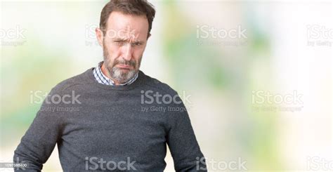 잘생긴 중 년 수석 남자 격리 된 배경 위에 스웨터를 입고 우울 하 고 분노 하 고 무서 워 울고 고통에 대 한 걱정 슬픈 식입니다 감정에 대한 스톡 사진 및 기타 이미지