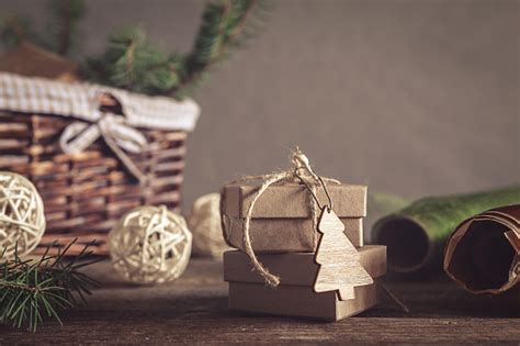 크리스마스와 제로 폐기물 나무 테이블에 크래프트 종이에 환경 친화적 인 포장 선물 에코 크리스마스 휴일 개념 에코 장식 12월에 대한 스톡 사진 및 기타 이미지 Istock