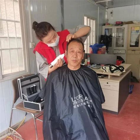 新时代文明实践 从“头”开始 清凉一夏老人社区西路