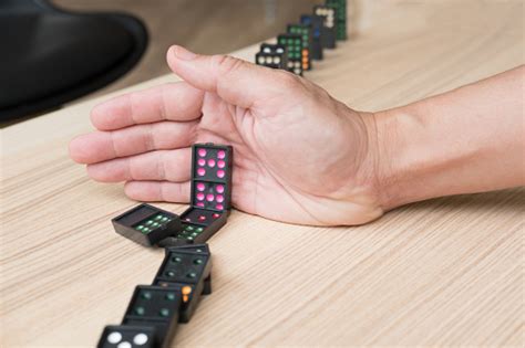 손 중지 연속 축출 도미노 효과 방지 합니다 위험 실패 솔루션 및 사업 전략 개념에 대한 스톡 사진 및 기타 이미지 개념 경영자 경제 Istock