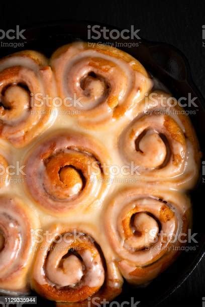 음식 개념 신선한 구운 수 제 계 피 롤 복사 공간 프라이팬 무 쇠 팬에 갈색에 대한 스톡 사진 및 기타 이미지 갈색 건강관리와 의술 계피 Istock