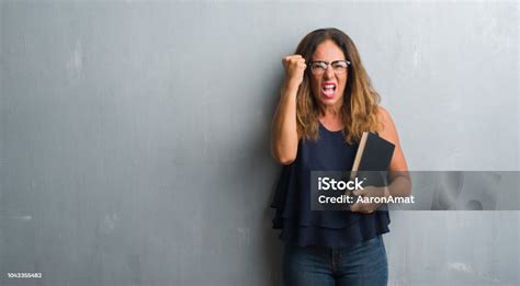 중세 스페인 여자 회색 그런 지 서 벽 화가 책을 들고와 미친과 제기 손으로 소리 분노와 좌절 외치고 분노 개념 갈색 머리에 대한 스톡 사진 및 기타 이미지 Istock