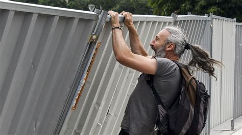 Защитник на паметника 1300 години България се тръшка от мъка пред оградата му обновена