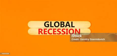 글로벌 경기 침체의 상징입니다 개념 단어 나무 막대기에 글로벌 경기 침체 아름 다운 오렌지 테이블 오렌지 배경입니다 비즈니스 및 글로벌 경기 침체 개념 공간을 복사합니다 0