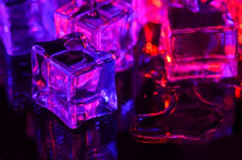 얼음 큐브 분홍색 보라색 백라이트와 얼음 조각을 녹입니다 매크로 수평 사진 각얼음에 대한 스톡 사진 및 기타 이미지 각얼음 감기와 독감 검은색 Istock