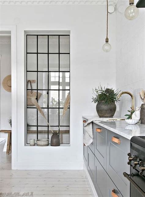 รวม 31 ไอเดีย “ผนังกระจก” กั้นห้องครัวและห้องนั่งเล่น เพื่อแยกกลิ่นและเสียง