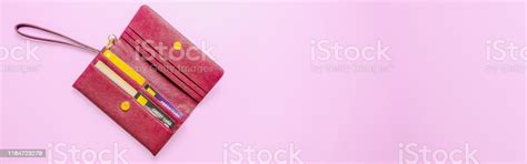 신용 카드와 할인 카드와 분홍색 배경에 빨간 클러치 지갑에서 쇼핑 및 지불 개념 광고 판매 제품 및 웹 사이트에 대한 빨간색 가죽 지갑 장소 배너 광고 0명에 대한 스톡
