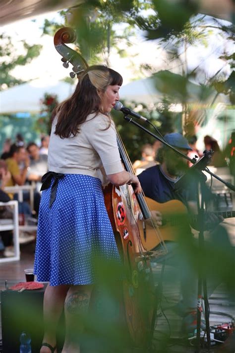 집 밖의 가수 공연가 군중 기악 기타리스트 노래하는 라이브 관객 라이브 밴드 라이브 음악 마이크로폰 뮤지션 뮤지컬 이벤트 뮤직 페스티벌 밴드