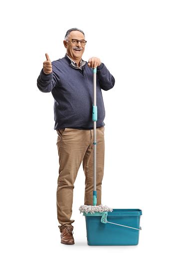 걸레와 양동이를 들고 엄지 손가락을 치켜 올리는 미소 짓는 성숙한 남자 60 64세에 대한 스톡 사진 및 기타 이미지 60 64세 가사 집안일 가정 생활 Istock