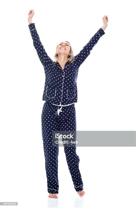 전체 길이정면 보기2029세 성인 아름다운 금발 머리긴 머리 백인 여성젊은 여성 댄스운동 복 잠옷잠옷웃고쾌활쾌활기쁨시원한 태도 20 29세에 대한 스톡 사진 및 기타 이미지