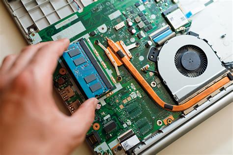 손으로 노트북에 메모리 모듈 Ddr4 램 설치 개념에 대한 스톡 사진 및 기타 이미지 개념 개선 남자 Istock