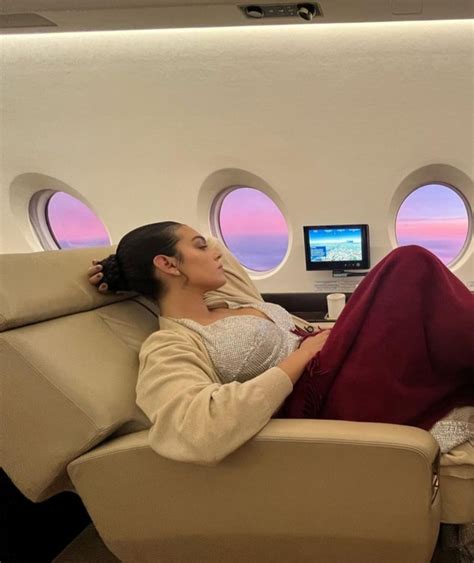 إطلالات جورجينا رودريجيز الساحرة في رحلتها للسعودية مجلة هي