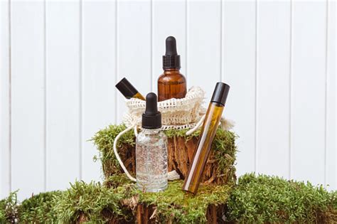 드롭퍼 유리 병은 녹색 이끼 배경 자연 배경에 모형 친환경 케어 유기농 제품 뷰티 트리트먼트 마사지 및 스파 컨셉 공간을 복사합니다 개념에 대한 스톡 사진 및 기타 이미지