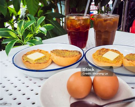 구운 카야 만두에 버터 부드러운 삶은 달걀 차 또는 커피와 함께 구성된 전형적인 아침 식사 세트 싱가포르의 전통적인 아침 식사 싱가포르에 대한 스톡 사진 및 기타 이미지