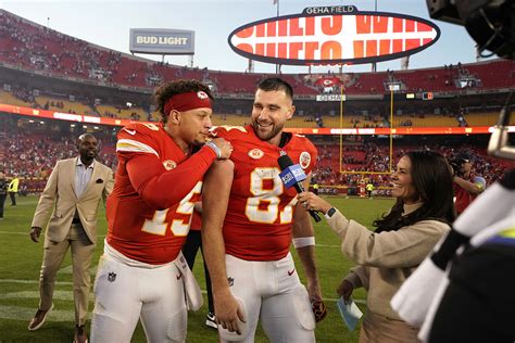 Travis Kelce Reveals Patrick Mahomess Christmas Present To Chiefs